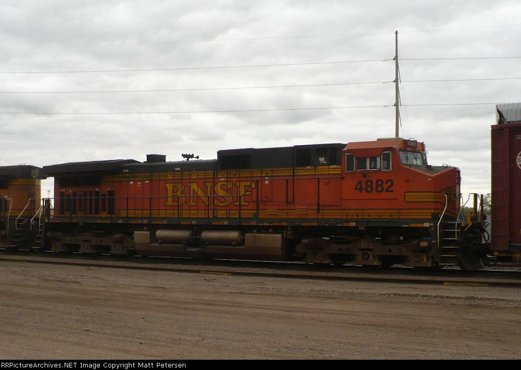 BNSF 4882